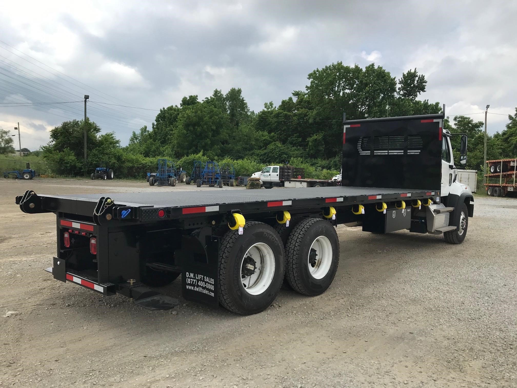 19 Year-Old Tesla Driver Kills Self Crashing Into Truck | flyingpenguin