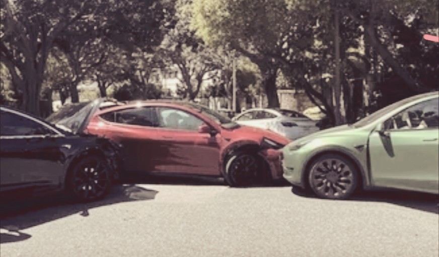 Three CA Tesla Crash Into Each Other | flyingpenguin