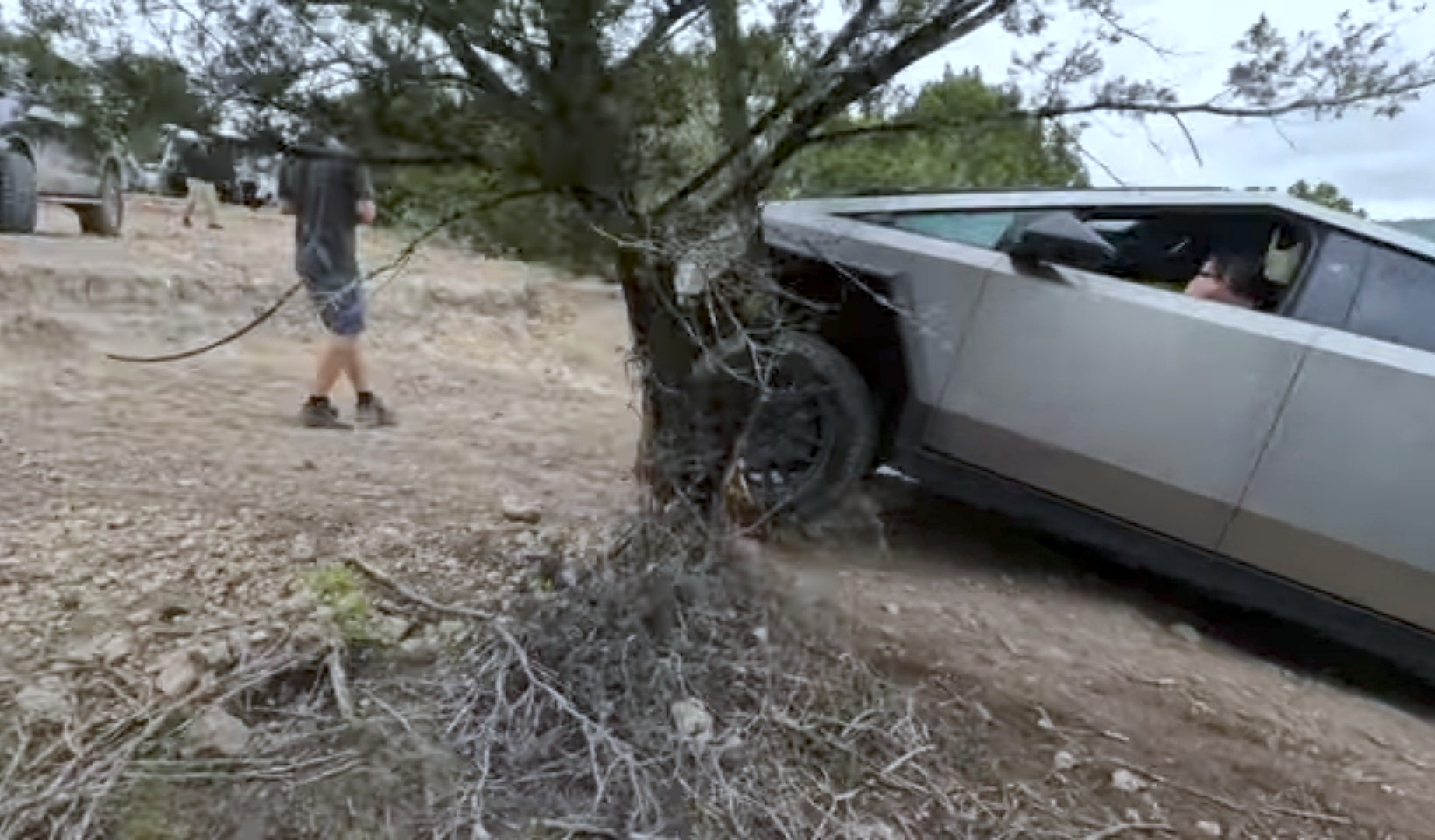 Team With Winch Has to Rescue Stuck Tesla Cybertruck That Crawled Into ...