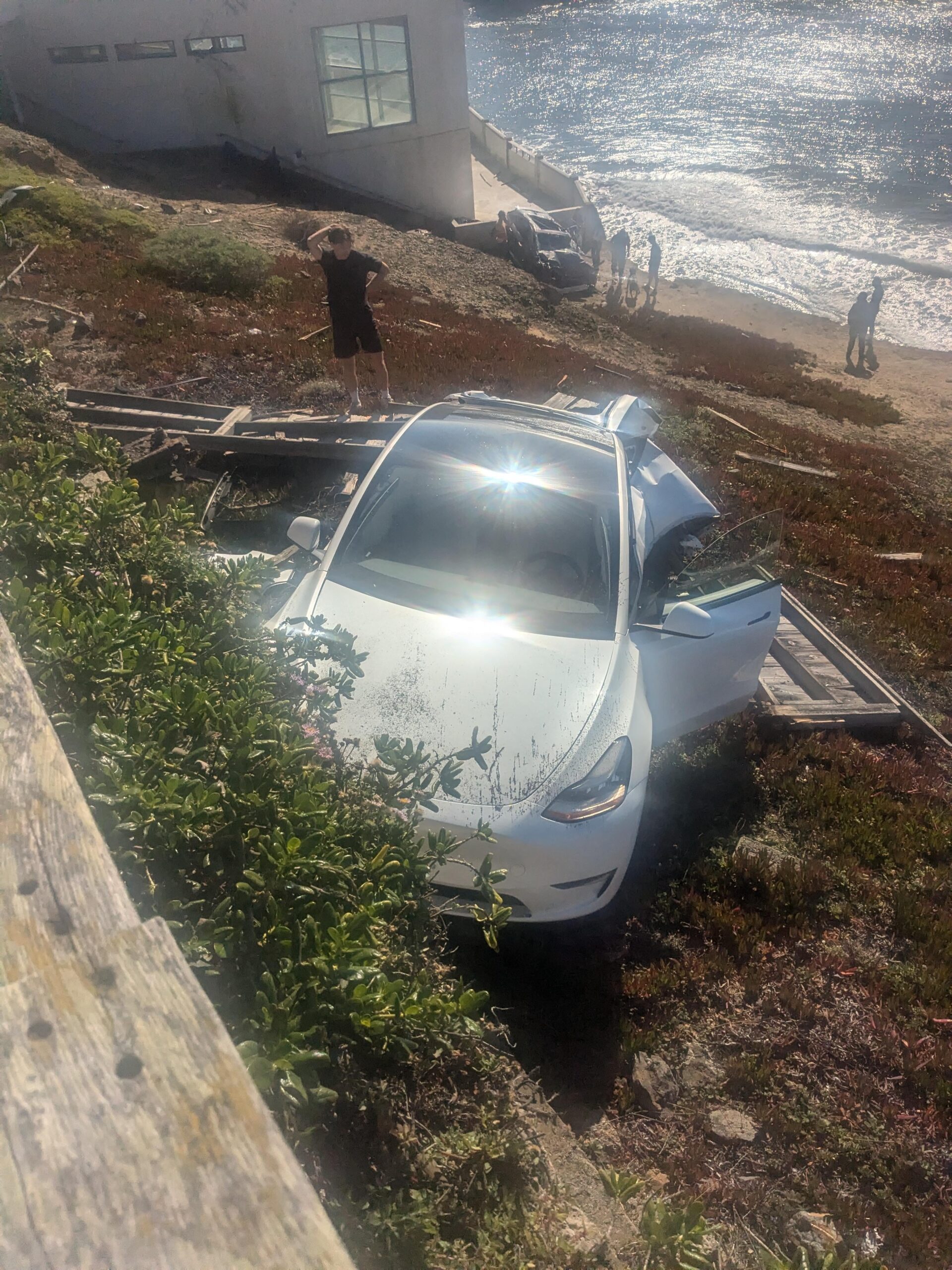 CA Tesla Kills One in “Veered” Cliff House Crash | flyingpenguin