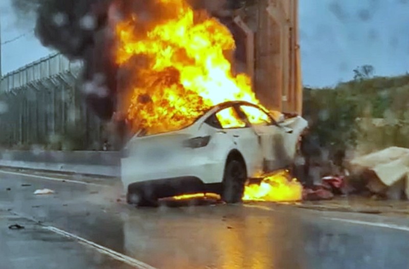 Seeking Alpha Says Pour Money Into Unsinkable TSLA Titanic | flyingpenguin