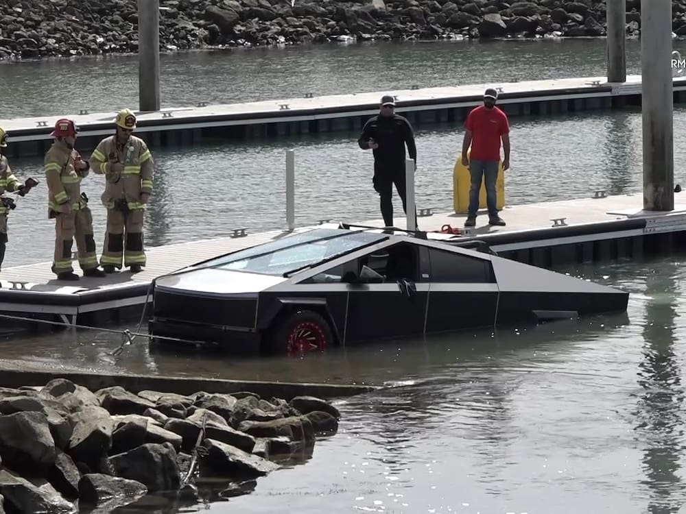 Tesla Cybertruck Sinks in Water Like a Rock | flyingpenguin