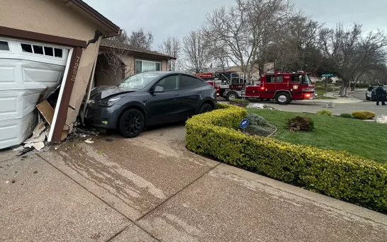CA Tesla in “Veered” Crash Into House | flyingpenguin