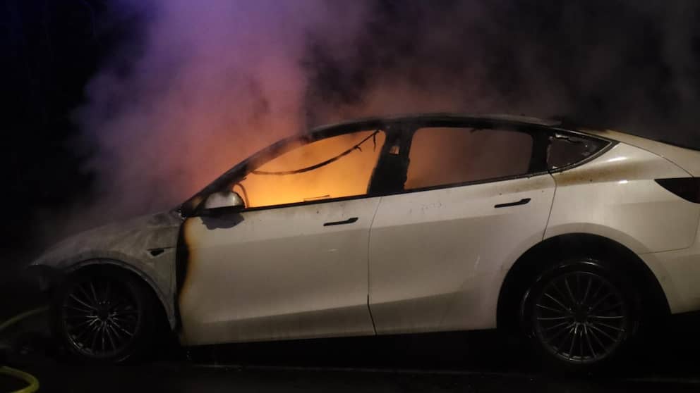 Four Tesla Burned Last Night in Berlin by Someone Rushin’ | flyingpenguin