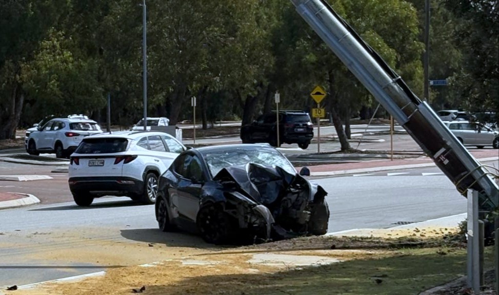 AU Tesla in “Veered” Crash Into Power Pole | flyingpenguin